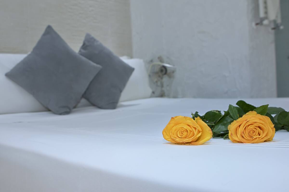 Studio (Buhardilla techo bajo) | 1 quarto, com decoração personalizada, roupa de cama fornecida