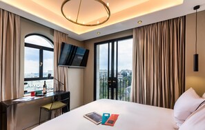 Deluxe Room with Balcony | Minibar, cofre com capacidade para portátil, secretária 