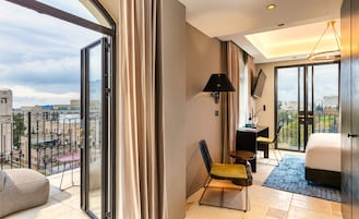 Deluxe Room with Balcony | Minibar, cofre com capacidade para portátil, secretária