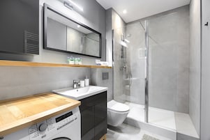 Suite-Estúdio Design | Casa de banho | Um polibã, artigos de higiene pessoal grátis, um secador de cabelo