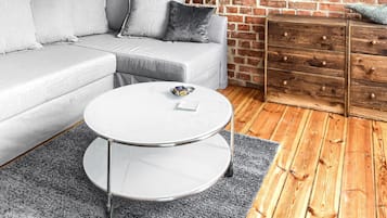 Apartamento superior | Sala de estar | TV de tela plana 40 polegadas com canais digitais, TV