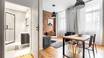Apartamento Superior | Casa de banho | Um polibã, artigos de higiene pessoal grátis, um secador de cabelo