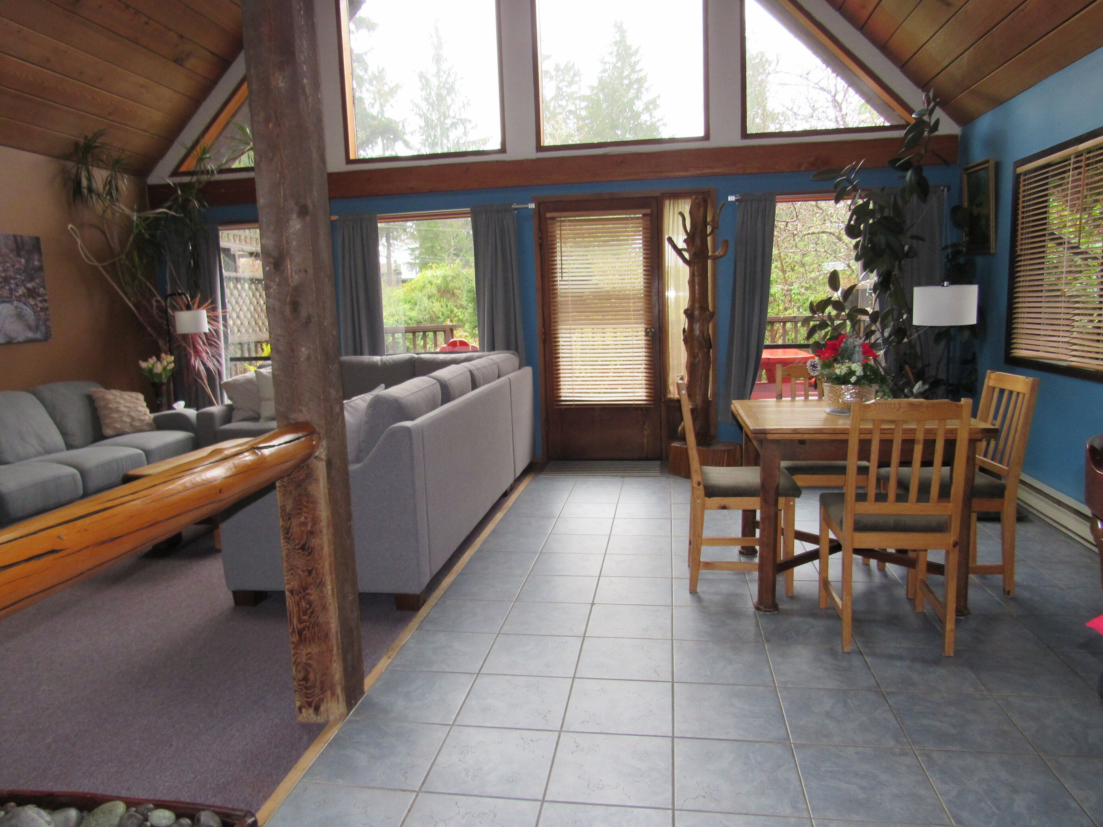 The Hacienda On South Chesterman. One Minute Walk To The Beach. Relax And Unwind - Tofino