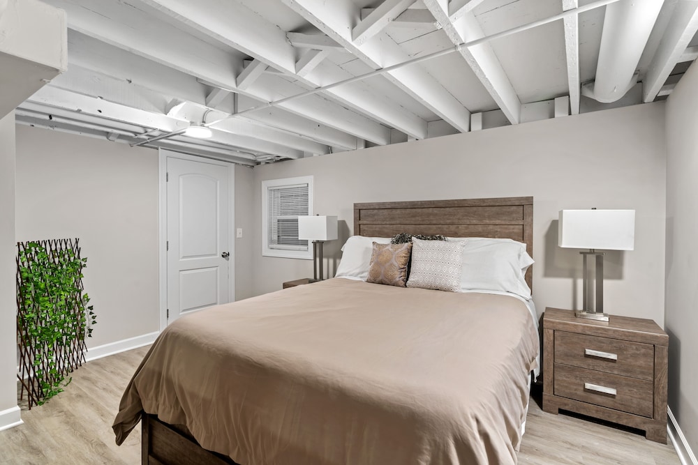 Gorgeous New 5 Bdr/ 4ba In Logan Square W/parking! - Cicero, IL