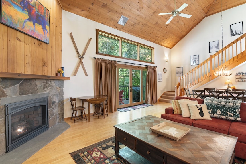 Spacious Corner Townhouse From Mt. Snow! Private Hot Tub! - Vermont