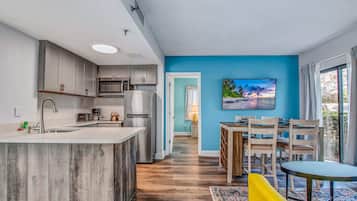 Um micro-ondas, um forno, uma placa de cozinha