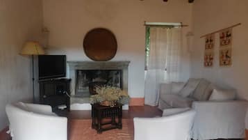 Villa, várias camas | Sala | Televisor de 30 polegadas com canais digitais