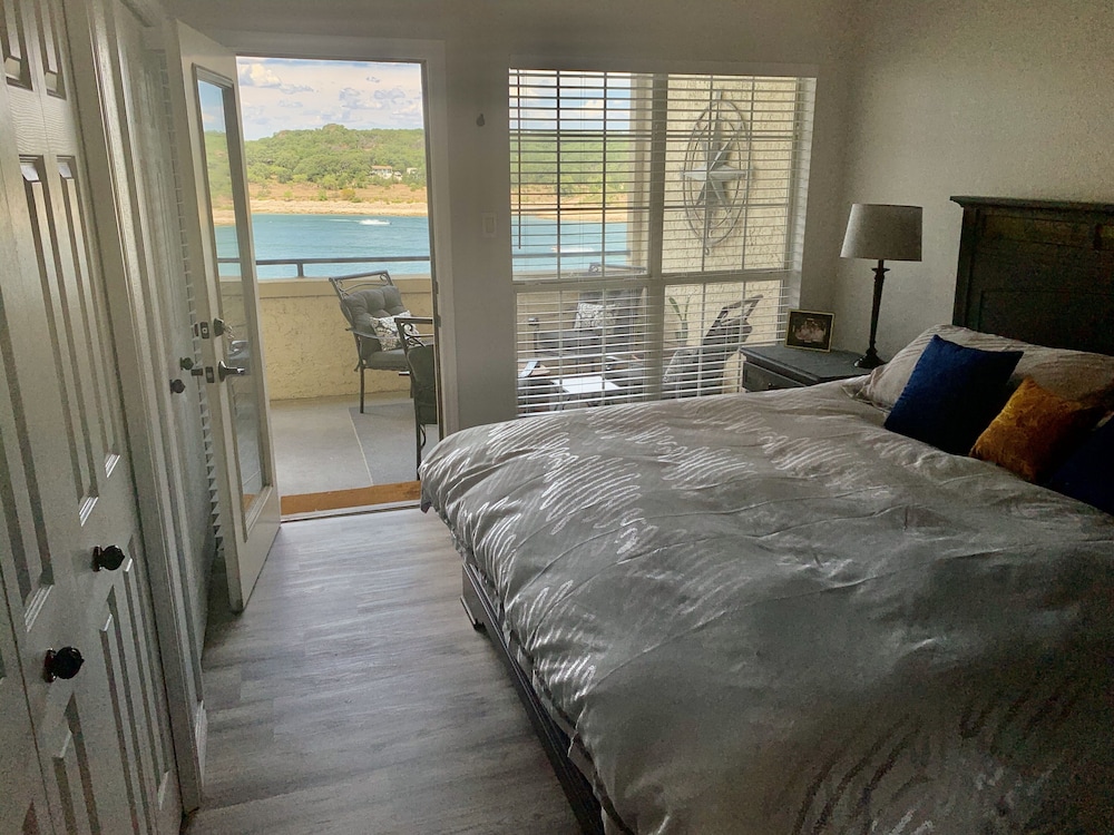 Lakefront Mission Amore On Island @ Lake Travis With Indoor Heated Pool! - Lago Vista, TX