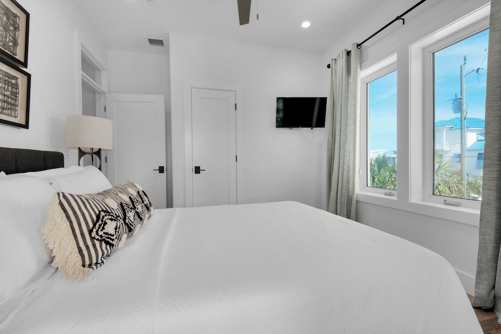 Surf And City: Pool, Elevator & Prime Location - Pensacola Beach, FL