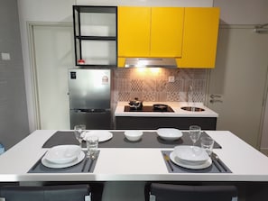 Estúdio Executivo, 1 cama queen-size, varanda | Cozinha privada | Um frigorífico/congelador grande, uma placa de cozinha 