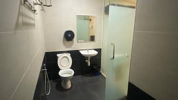 Quarto Deluxe | Casa de banho | Um polibã, artigos de higiene pessoal grátis