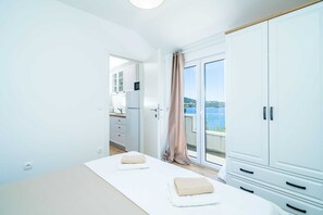 Apartamento (One bedroom apartment with Balcony an) | 3 quartos, Wi-Fi de cortesia, roupa de cama
