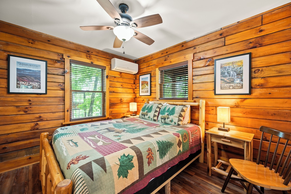 This Cabin Is A 2 Bedroom(s), 1 Bathrooms, Located In Union Hall, Va. - Smith Mountain Lake, VA
