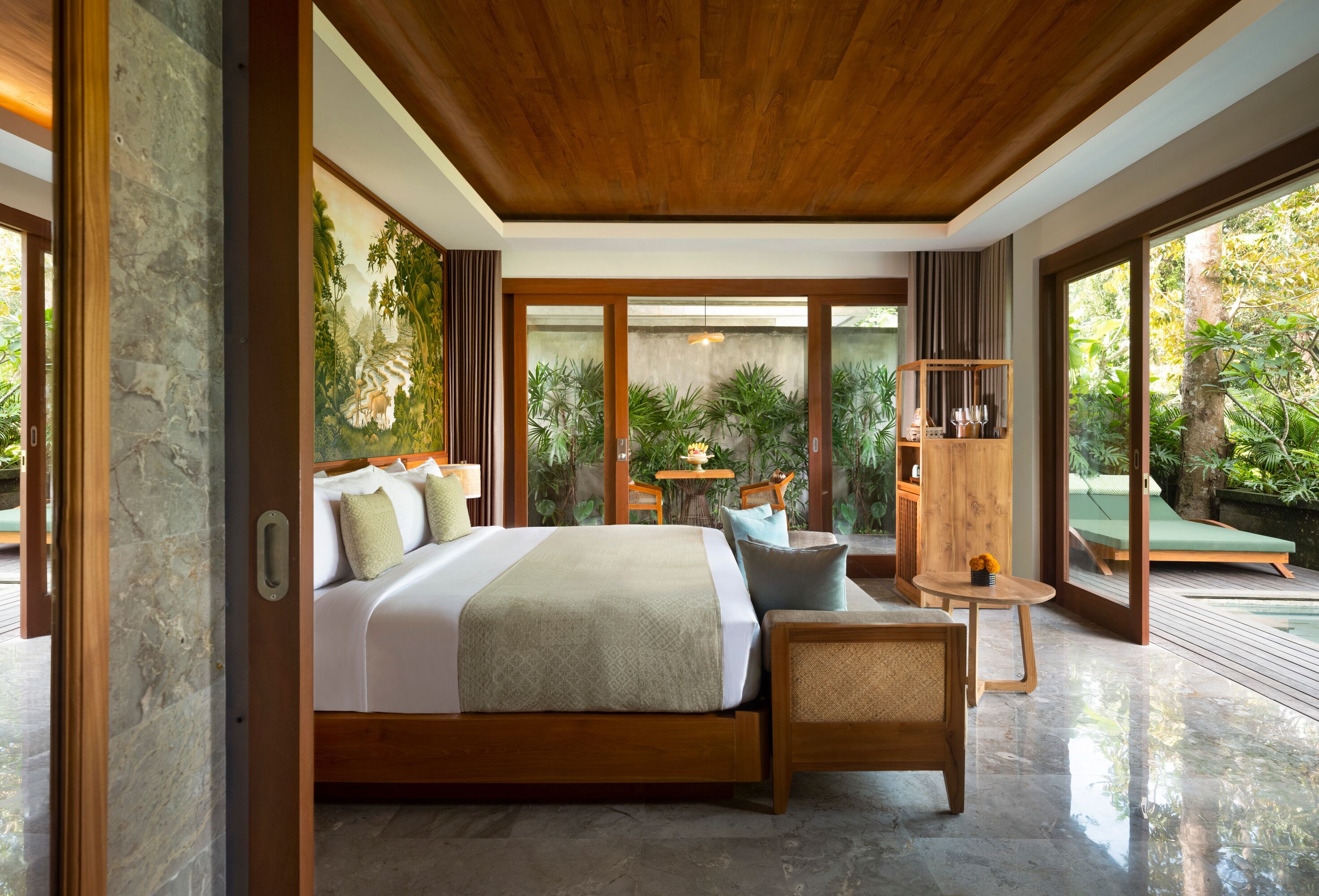 Frigobar (abastecido com itens grátis), cofres nos quartos