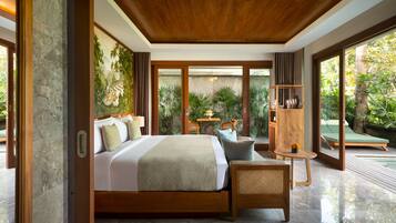 Frigobar (abastecido com itens grátis), cofres nos quartos