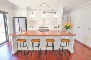 Casa superluxo | Cozinha privada | Geladeira grande, micro-ondas, fogão, cooktop