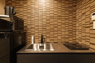 Quarto conforto, para não fumantes (Standard B) | Cozinha privada | Geladeira, micro-ondas, cooktop, chaleira elétrica