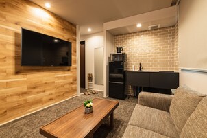 Quarto Básico, não fumadores (Standard A) | Sala de estar | TV de ecrã plano 