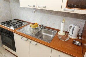 Apartamento (One Bedroom Apartment - Andrije Hebra) | Cozinha privada | Um frigorífico 