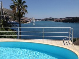 Estúdio (Studio Apartment with Terrace and Sea) | Piscina | Piscina exterior sazonal, guarda-sóis, espreguiçadeiras 