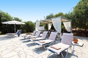 Terraço com espreguiçadeiras