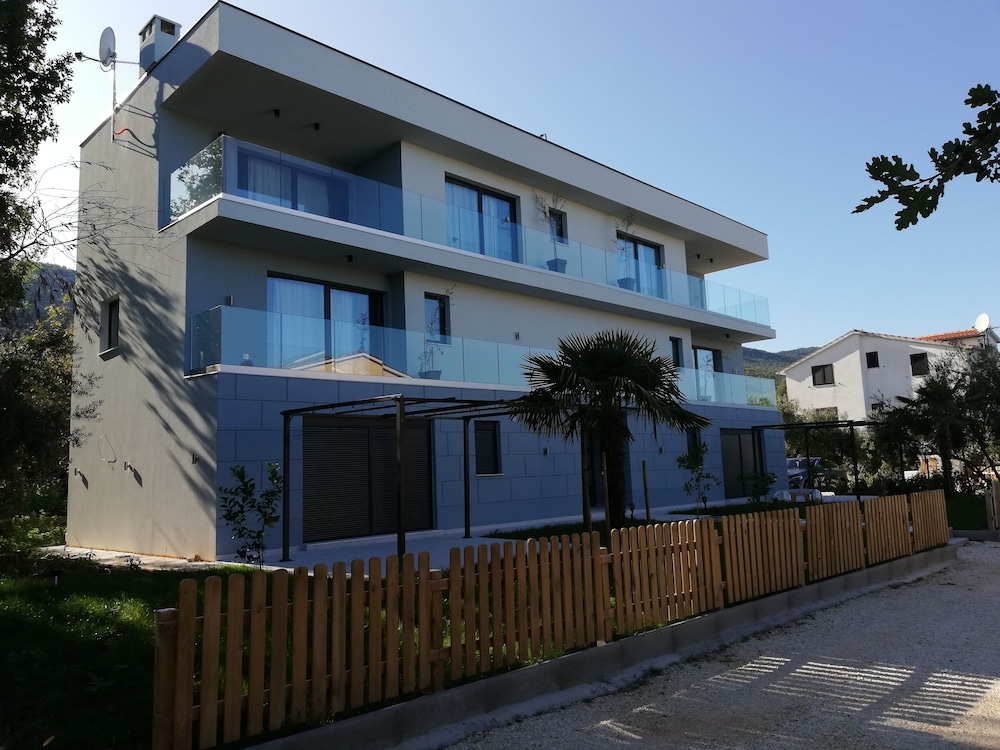 Charming Coastal Escape With Sea Views - 7 Guests - Ravni