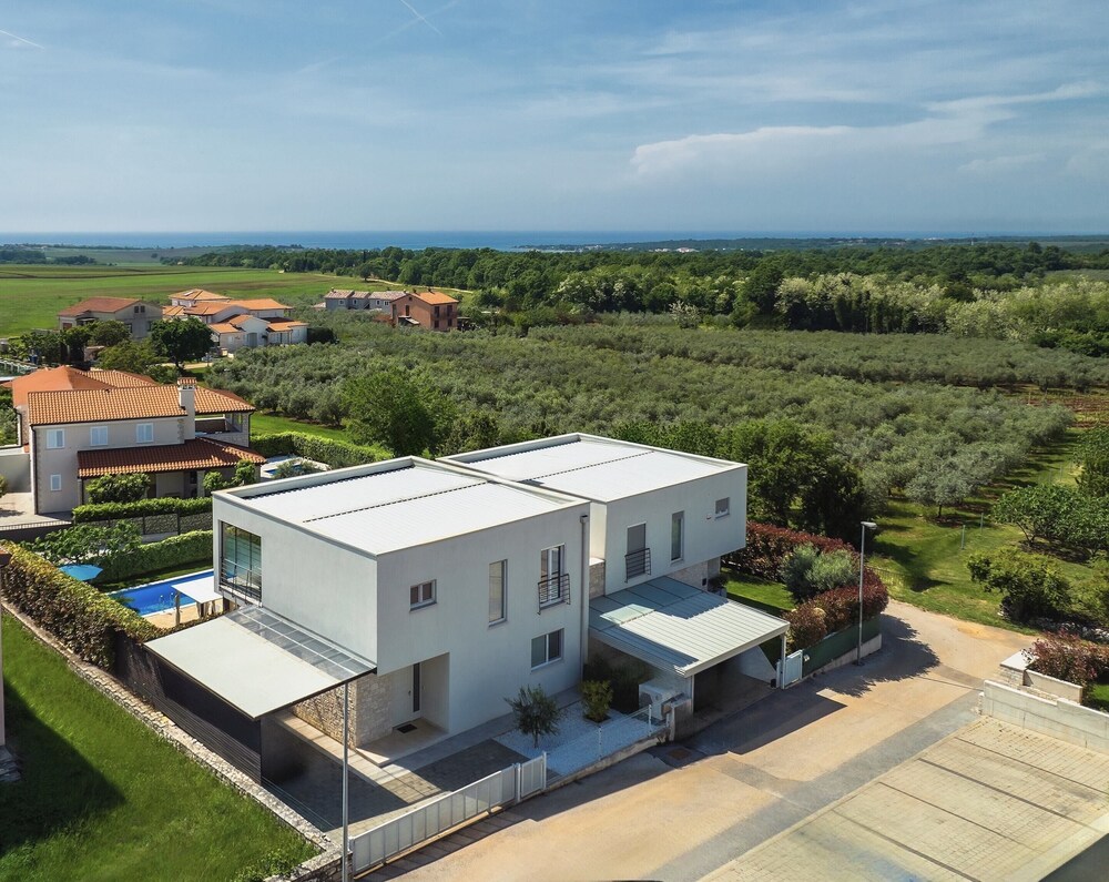 Modern Holiday Home In Novigrad With Pool - Novigrad