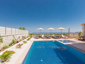 Villa | Piscina | Piscina interior, piscina exterior 