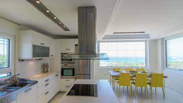 Vila | Cozinha privada | Cooktop, chaleira elétrica, torradeira, cadeirão de bebê
