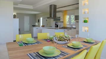 Vila | Cozinha privada | Cooktop, chaleira elétrica, torradeira, cadeirão de bebê