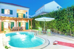 Villa | Piscina | Piscina interior, piscina exterior 