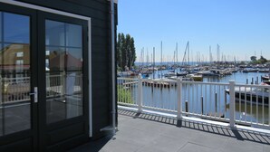 Uma varanda com vista para uma marina cheia de barcos.