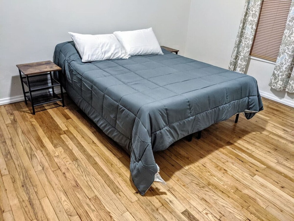 Moline 1 Br Near Taxslayer And Downtown - Illinois