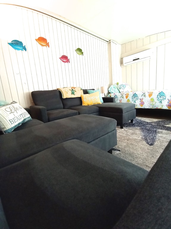 Starfish Paradise,fenced Yard-only 1/2mile To Ocean-sleeps 4-1bed/1.5bath, 2 Tvs - Bonita Springs, FL