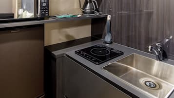 Quarto Triplo Deluxe, não fumadores | Kitchenette privada | Minifrigorífico, uma chaleira elétrica