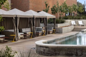 Piscina exterior, espreguiçadeiras 