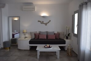 Suite Deluxe, banheira de hidromassagem grande, vista para o mar | Sala de estar | Televisor de ecrã plano de 32 polegadas com canais via satélite