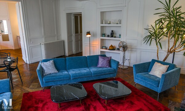 High-ceiling Luxury Apartment - Moldings - Renovated In 2019 - Rennes