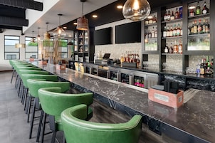 Este bar no terraço do hotel