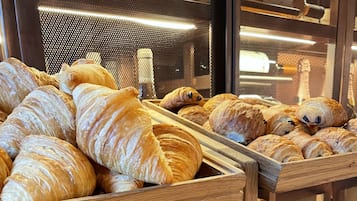 Vitrine de pastelaria com vários tipos de pastelaria.