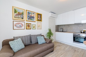 Apartamento (One Bedroom Apartment - 2 Mali) | Sala | Televisor