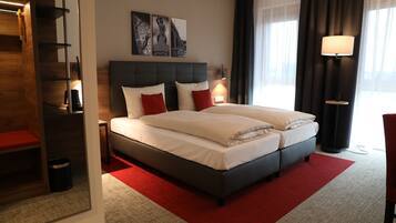 Quarto casal conforto, para não fumantes | Roupas de cama antialérgicas, cofres nos quartos, escrivaninha