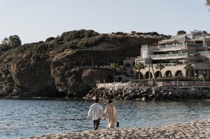 Na praia, areia branca