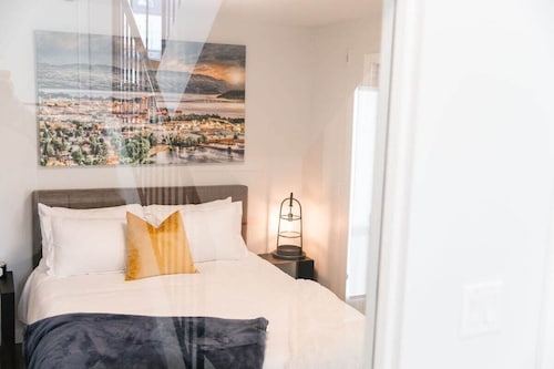 This Condominium Is A 2 Bedroom(s), 1.5 Bathrooms, Located In Kelowna, Bc. - Kelowna