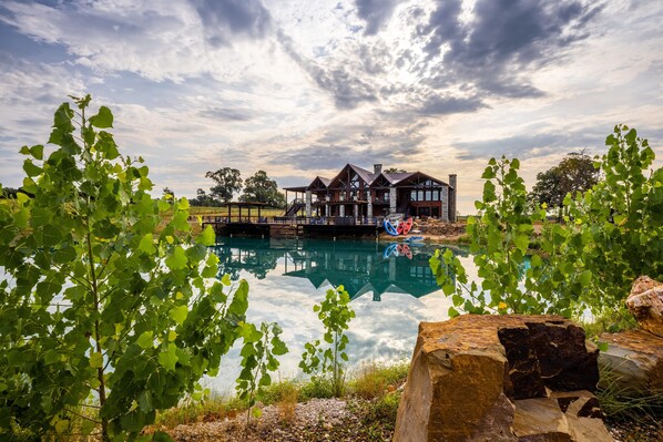 Discover the Beauty of Crystal Lake Ranch Mansion in Broken BowEscape ...