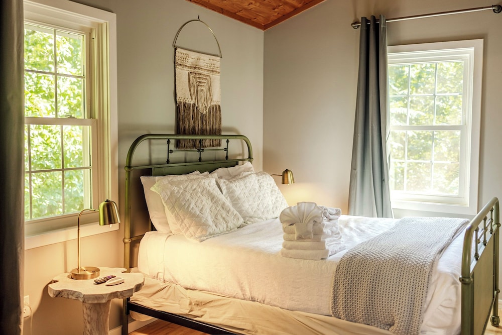 Hygge Blue Chalet ~ 2 Large Suites, Sleeps 8, Hot Tub, Convenient, 2 Balconies - Pigeon Forge, TN
