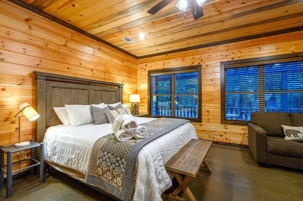 The Porch 5b/6ba/sleeps 20 - Separate Game & Bunk Rooms - Loads Of Amenities! - Broken Bow, OK