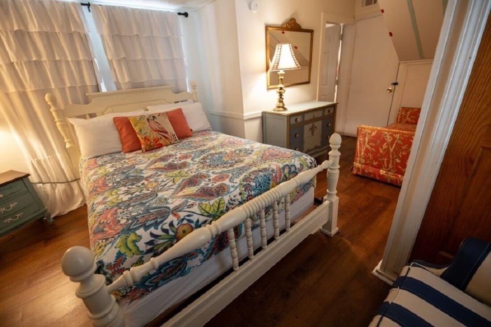 Dolphin House 300 Steps To The Atlanta Ocean. Pet-friendly 3/2. Private Parking - Tybee Island, GA