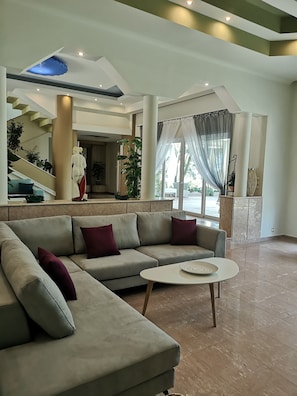 Vila superluxo | Área de estar | TV de tela plana