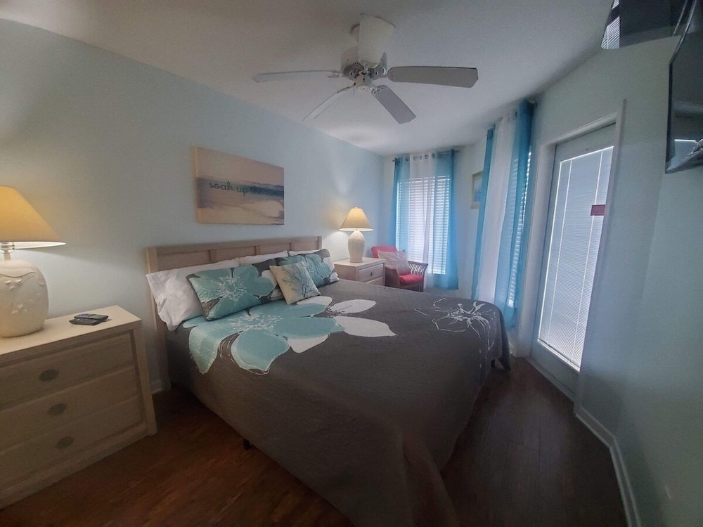 Location! Large Beachside Pool! Walk To "The Hangout"! Comfy Beds, Blcny Furn! - Alabama
